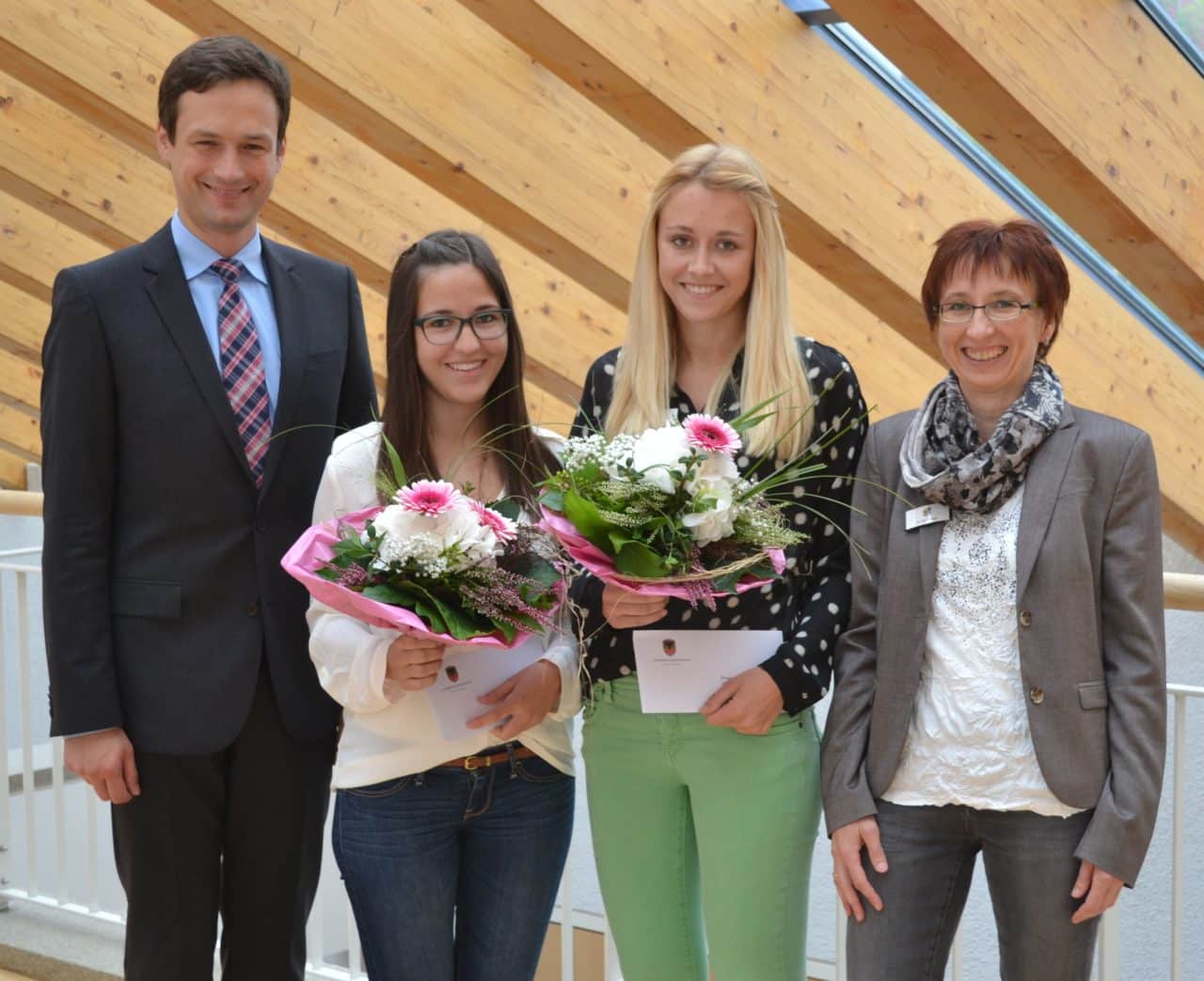 Landrat Florian Töpper beglückwünscht Sabrina Weigand und Linda Rettner