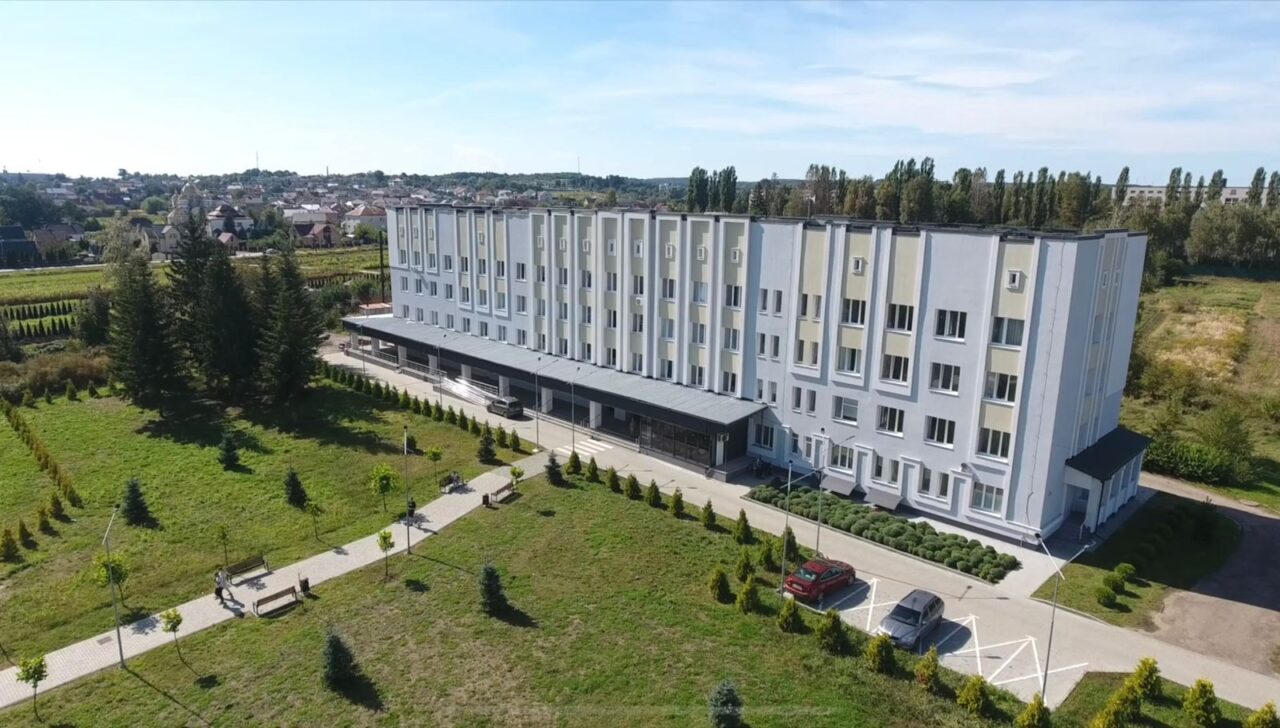 Landkreis Haßberge liefert Solaranlage für Krankenhaus in Mostyska